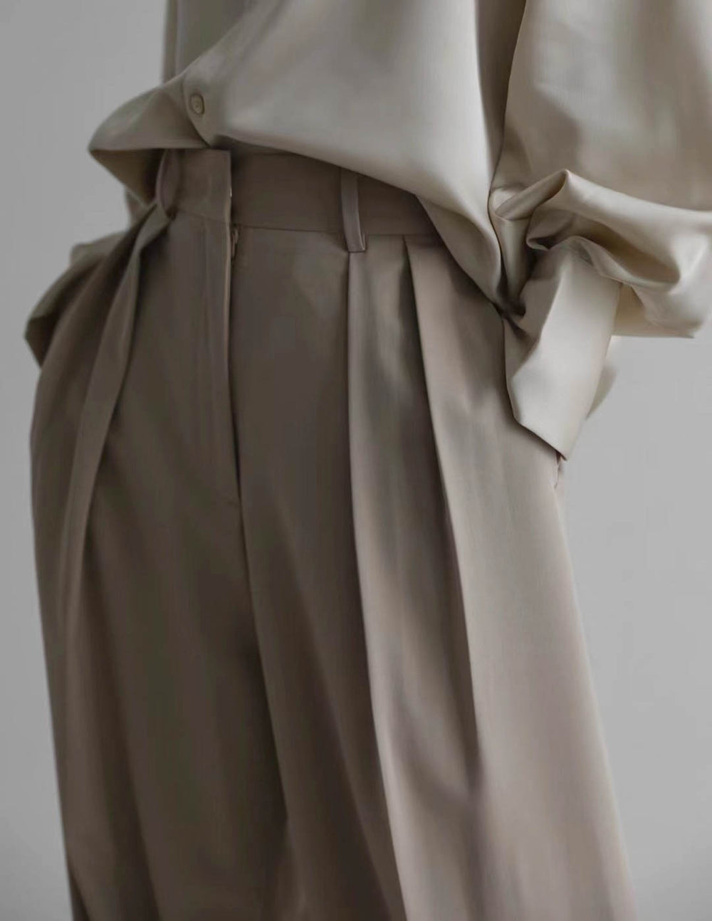 ELIS PLEATED TROUSERS BEIGE – SANNA New York ELIS PLEATED TROUSERS BEIGE – SANNA New York